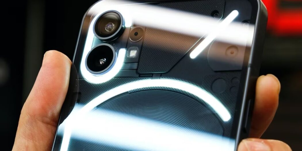 Carl Pei présente le câble transparent pour le Nothing Phone (2)